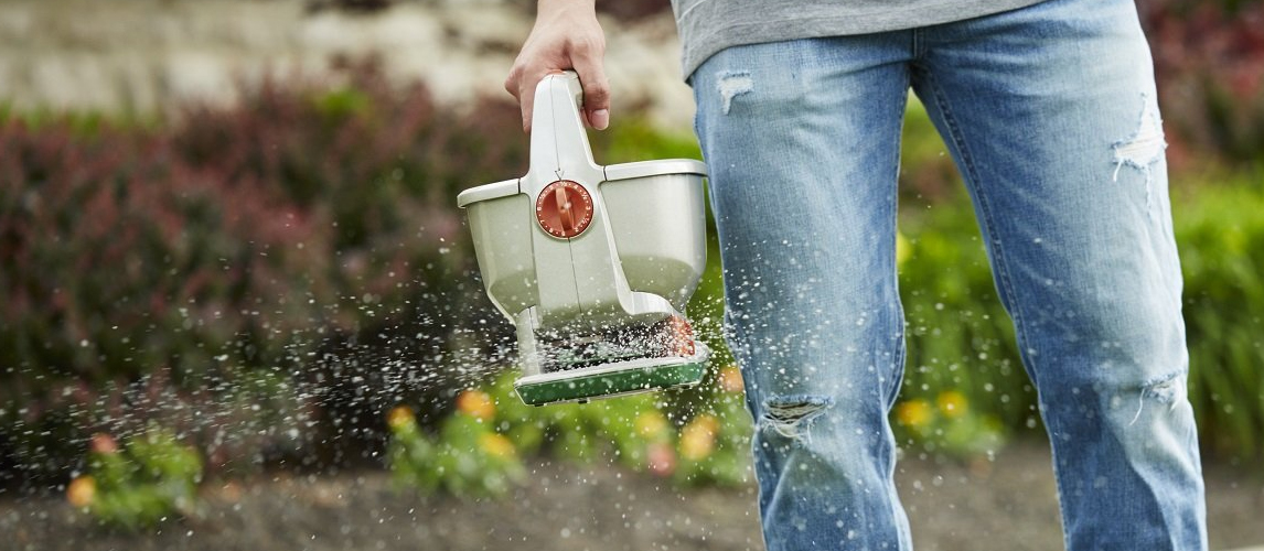 Best Seed Spreaders In 2022 [Buying Guide] – Gear Hungry