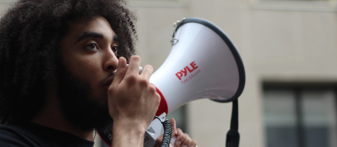 Best Megaphones In 2022 [Buying Guide] – Gear Hungry